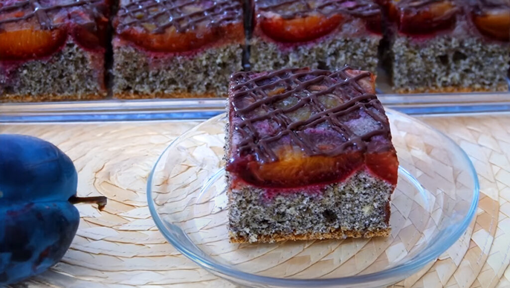 Slivkovo-makový obrátený koláč: Recept od pani Vierky, ktorý si ...