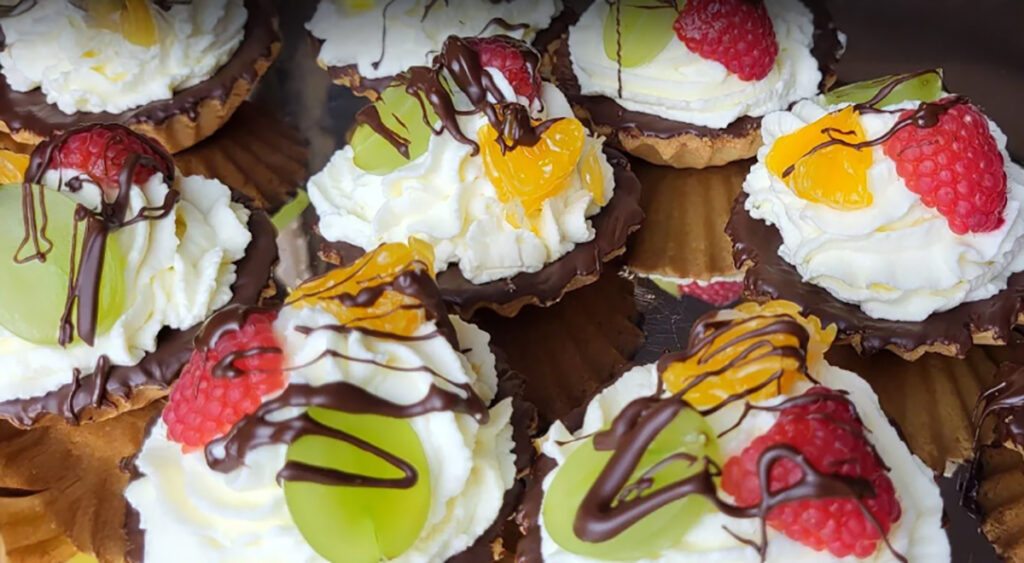 Plnené košíčky so šľahačkovo-mascarponovým krémom a ovocím – jednoduchý ...